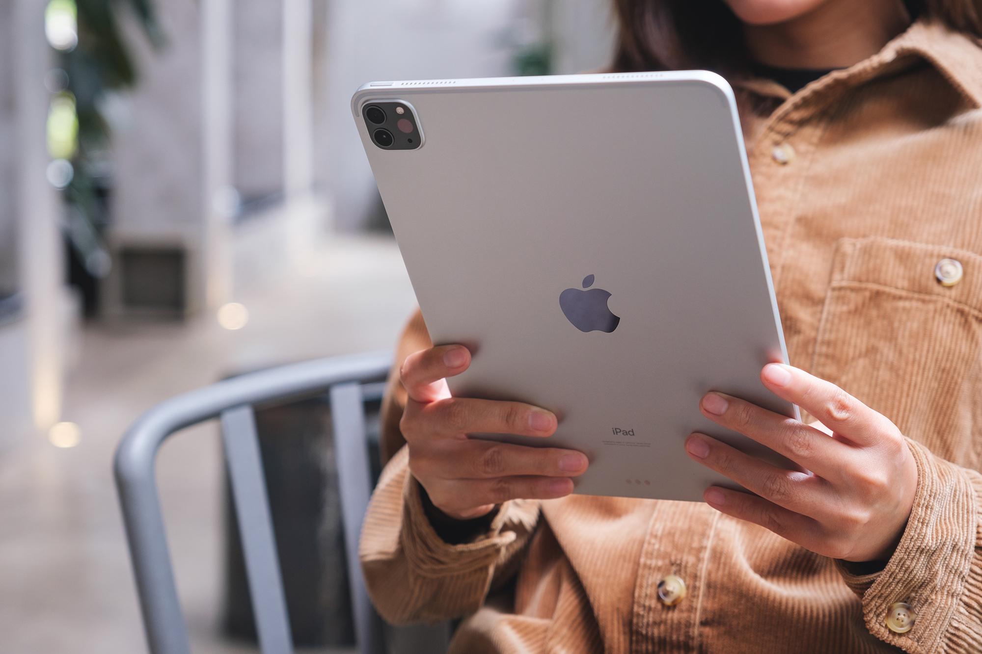 How to turn an iPad on and off | Currys